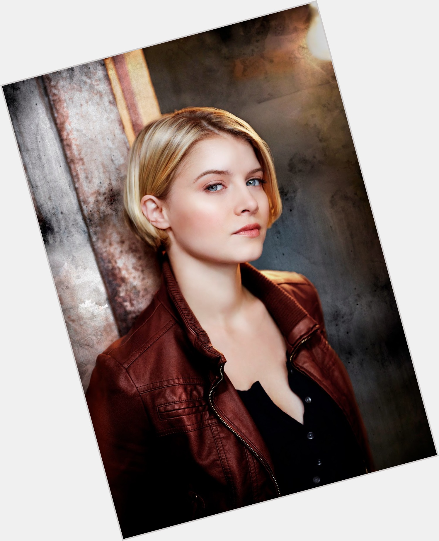 Sarah Lee Jones | Official Site for Woman Crush Wednesday #WCW